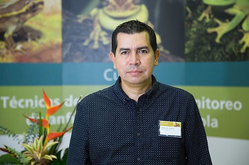 Pedro Galvis, biólogo de la empresa y uno de los autores de la guía ...